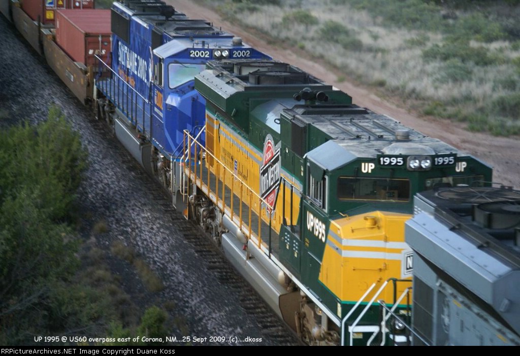 UP 1995 Heritage Unit coming out of S Curve